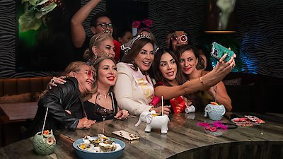 Watch Los Chavez Season 1 Episode 5 - Tirar la toalla Online Now